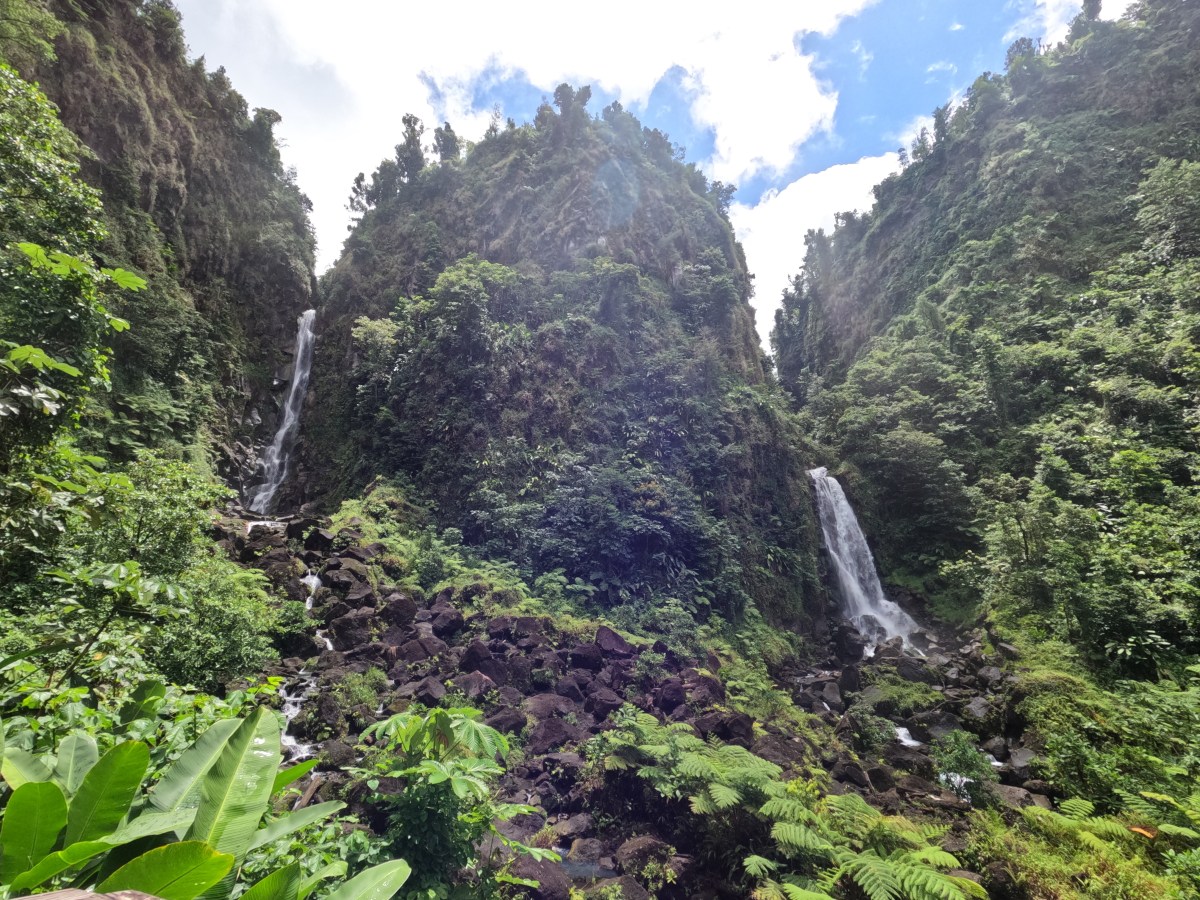 A quick walk to Trafalgar Falls – The Well-Traveled Fridge